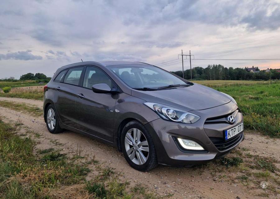 Brown Hyundai i30 2012 in Vilnius, with an engine capacity of 1.40 L and mileage of 261 thousand km for 2850 €, photo 4 on AUTOMOTO.COM.LV