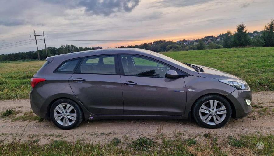 Brown Hyundai i30 2012 in Vilnius, with an engine capacity of 1.40 L and mileage of 261 thousand km for 2850 €, photo 5 on AUTOMOTO.COM.LV