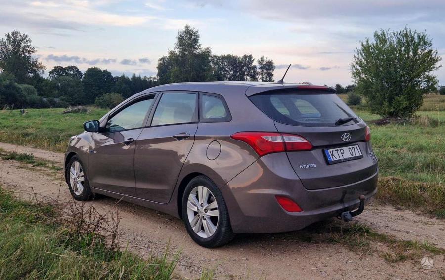 Brown Hyundai i30 2012 in Vilnius, with an engine capacity of 1.40 L and mileage of 261 thousand km for 2850 €, photo 7 on AUTOMOTO.COM.LV