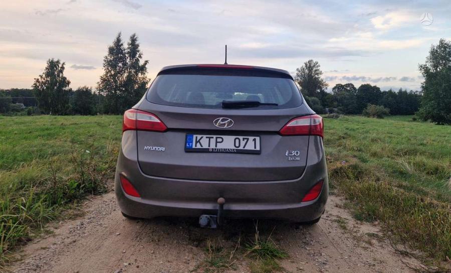 Brown Hyundai i30 2012 in Vilnius, with an engine capacity of 1.40 L and mileage of 261 thousand km for 2850 €, photo 8 on AUTOMOTO.COM.LV