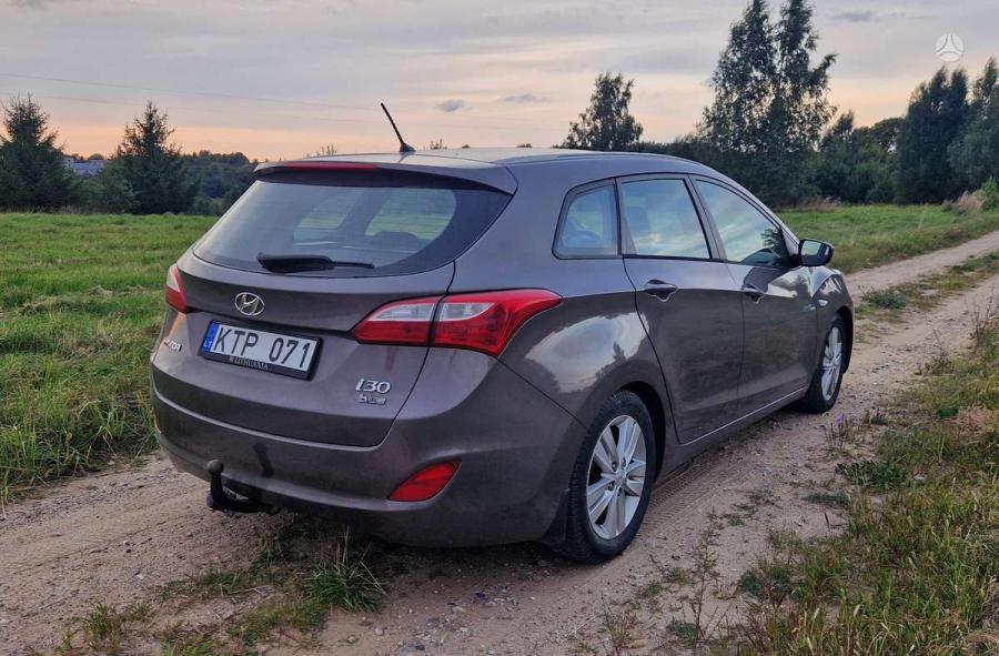 Brown Hyundai i30 2012 in Vilnius, with an engine capacity of 1.40 L and mileage of 261 thousand km for 2850 €, photo 9 on AUTOMOTO.COM.LV