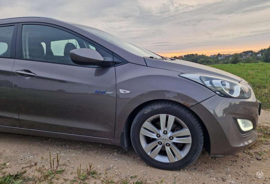 Brown Hyundai i30 2012 in Vilnius, with an engine capacity of 1.40 L and mileage of 261 thousand km for 2850 €, photo 12 on AUTOMOTO.COM.LV