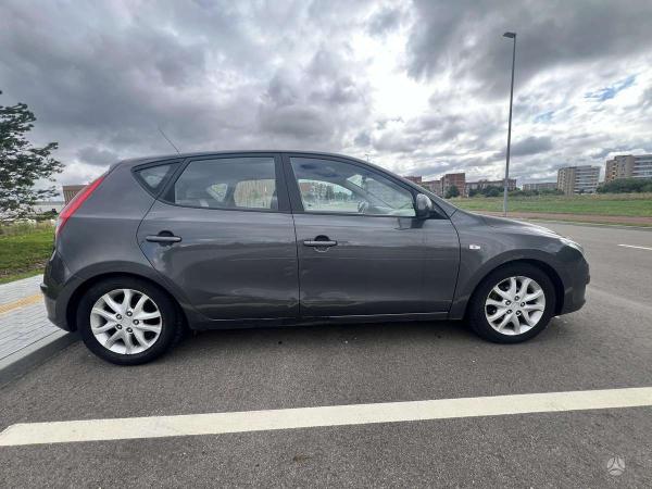 Pelēks Hyundai i30 2007 Gargždai, ar dzinēja tilpumu 1.58 L un nobraukumu 330 tūkst. km par 950 €, foto 3 vietnē AUTOMOTO.COM.LV