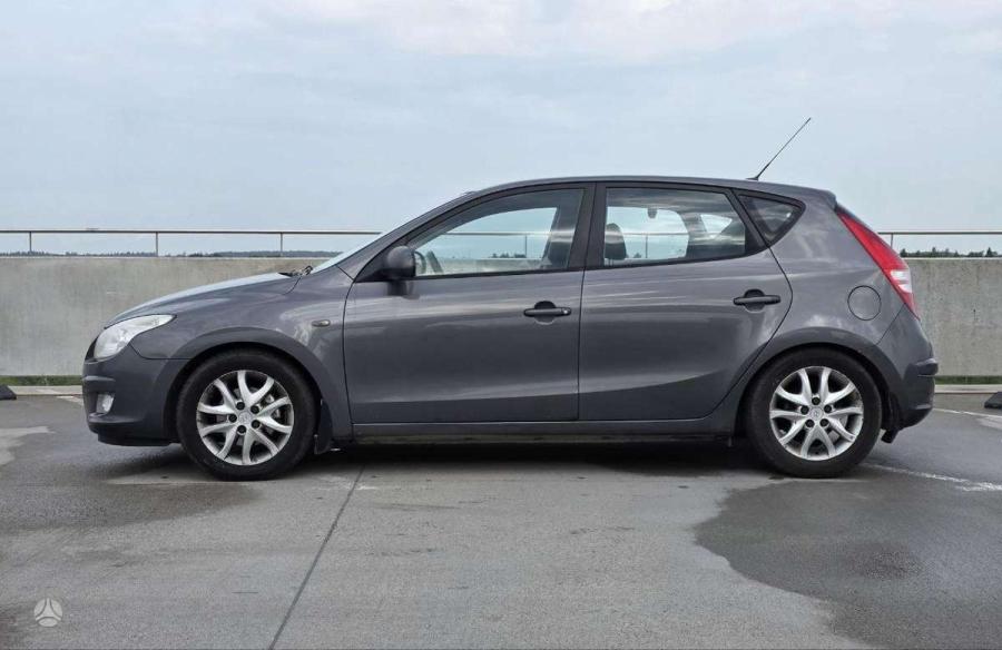 Grey Hyundai i30 2007 in Vilnius, with an engine capacity of 1.58 L and mileage of 280 thousand km for 1400 €, photo 3 on AUTOMOTO.COM.LV