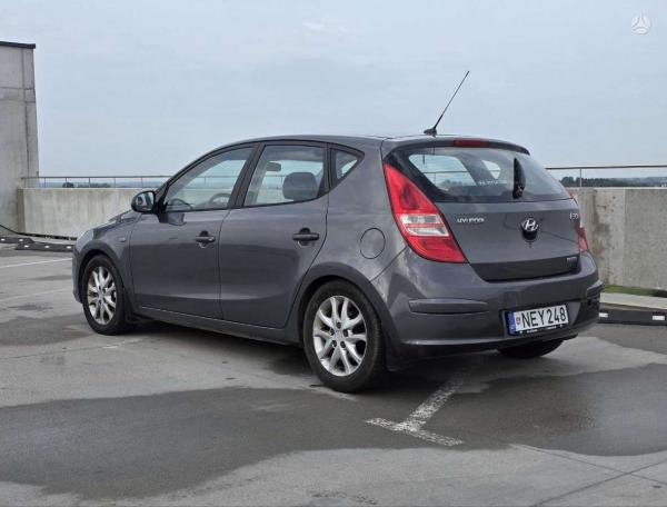 Grey Hyundai i30 2007 in Vilnius, with an engine capacity of 1.58 L and mileage of 280 thousand km for 1400 €, photo 3 on AUTOMOTO.COM.LV