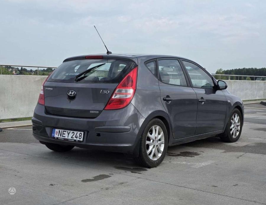Grey Hyundai i30 2007 in Vilnius, with an engine capacity of 1.58 L and mileage of 280 thousand km for 1400 €, photo 6 on AUTOMOTO.COM.LV