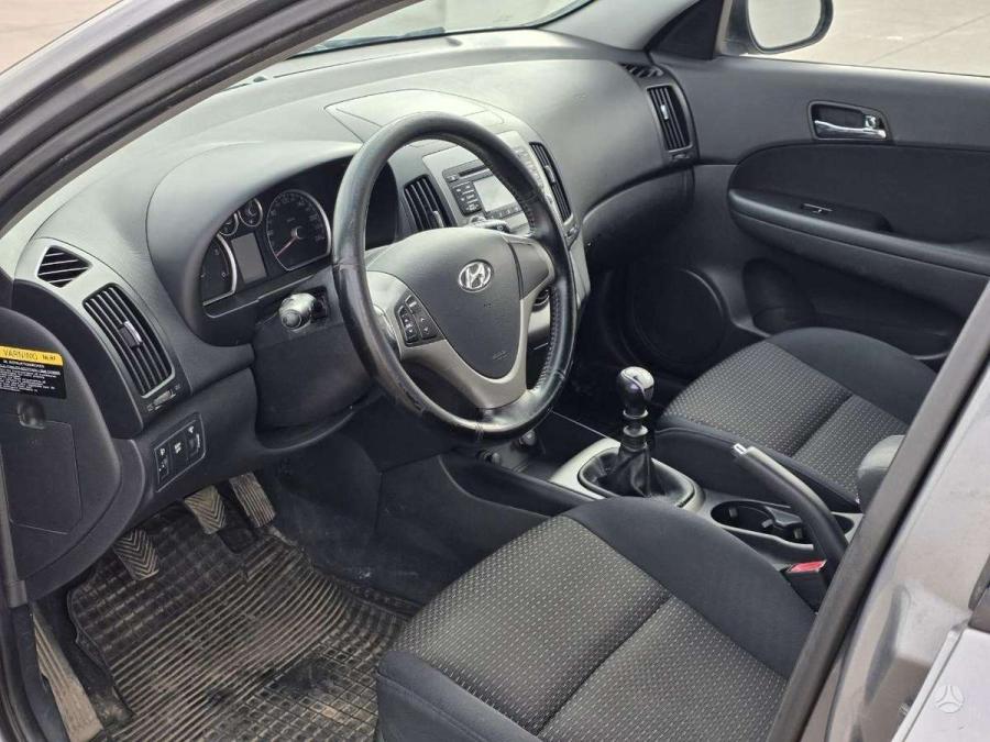 Grey Hyundai i30 2007 in Vilnius, with an engine capacity of 1.58 L and mileage of 280 thousand km for 1400 €, photo 10 on AUTOMOTO.COM.LV