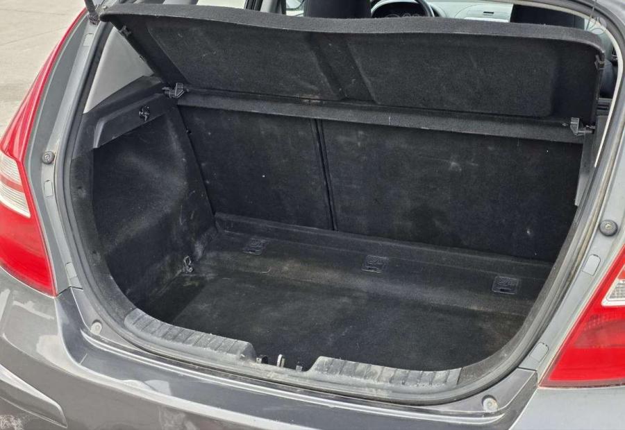 Grey Hyundai i30 2007 in Vilnius, with an engine capacity of 1.58 L and mileage of 280 thousand km for 1400 €, photo 14 on AUTOMOTO.COM.LV