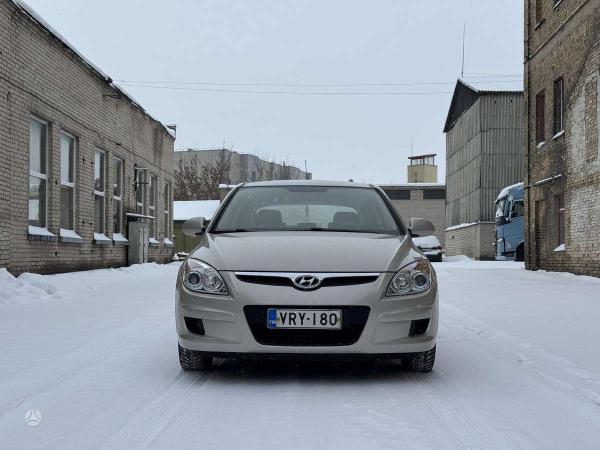 Grey Hyundai i30 2008 in Radviliskis, with an engine capacity of 1.58 L and mileage of 222 thousand km for 1900 €, photo 2 on AUTOMOTO.COM.LV