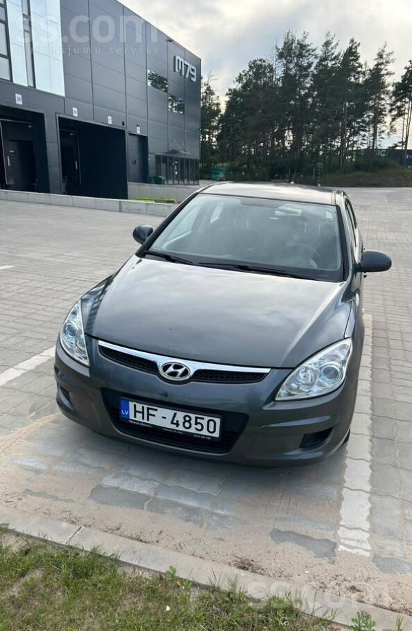 Grey Hyundai i30 2008 in Riga, with an engine capacity of 1.60 L and mileage of 296 thousand km for 1299 €, photo 1 on AUTOMOTO.COM.LV