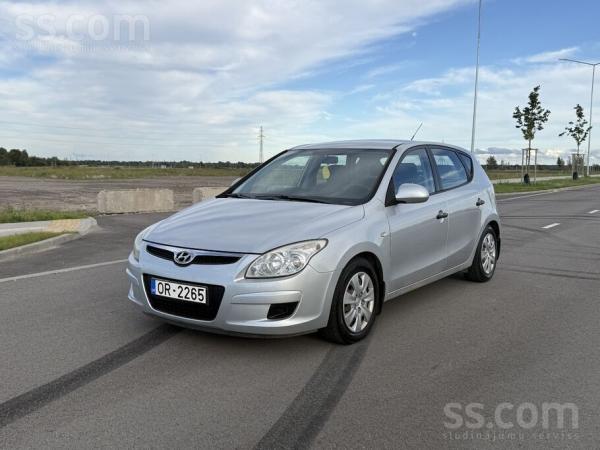 Hyundai i30 2008 in Liepaja on AUTOMOTO.COM.LV Grey Hyundai i30 2008 in Liepaja, with an engine capacity of 1.60 L and mileage of 345 thousand km for 1600 €, photo 4 on AUTOMOTO.COM.LV