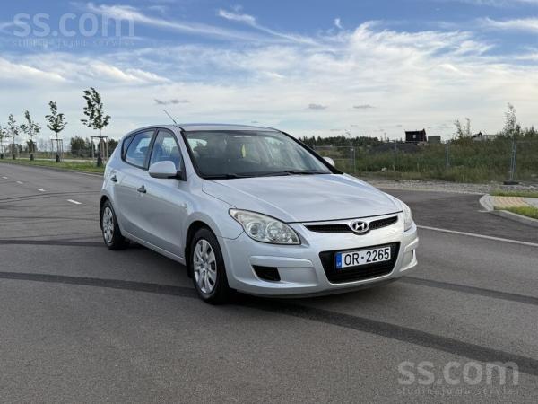 Hyundai i30 2008 in Liepaja on AUTOMOTO.COM.LV Grey Hyundai i30 2008 in Liepaja, with an engine capacity of 1.60 L and mileage of 345 thousand km for 1600 €, photo 5 on AUTOMOTO.COM.LV
