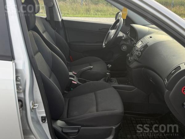 Hyundai i30 2008 in Liepaja on AUTOMOTO.COM.LV Grey Hyundai i30 2008 in Liepaja, with an engine capacity of 1.60 L and mileage of 345 thousand km for 1600 €, photo 9 on AUTOMOTO.COM.LV
