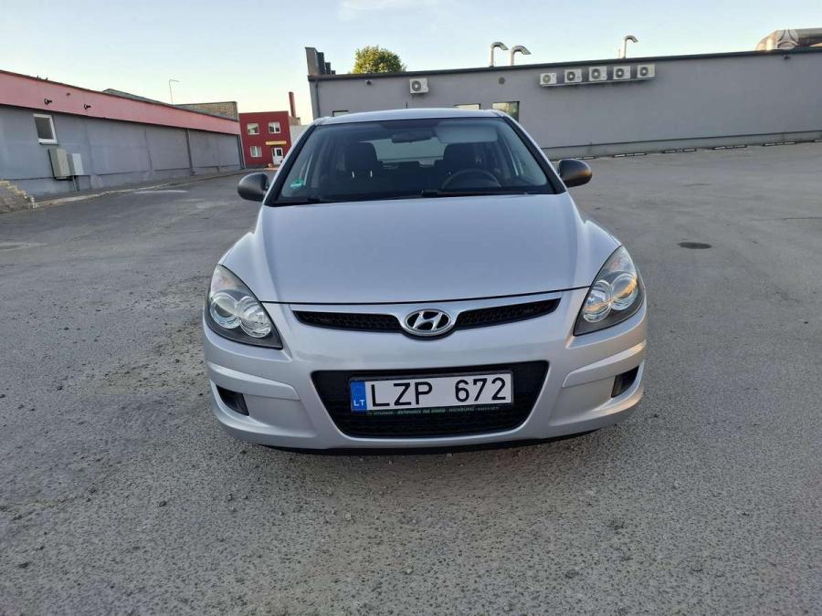 Grey Hyundai i30 2009 in Pakruojis, with an engine capacity of 1.40 L and mileage of 151 thousand km for 2250 €, photo 3 on AUTOMOTO.COM.LV