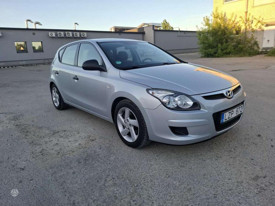 Grey Hyundai i30 2009 in Pakruojis, with an engine capacity of 1.40 L and mileage of 151 thousand km for 2250 €, photo 4 on AUTOMOTO.COM.LV