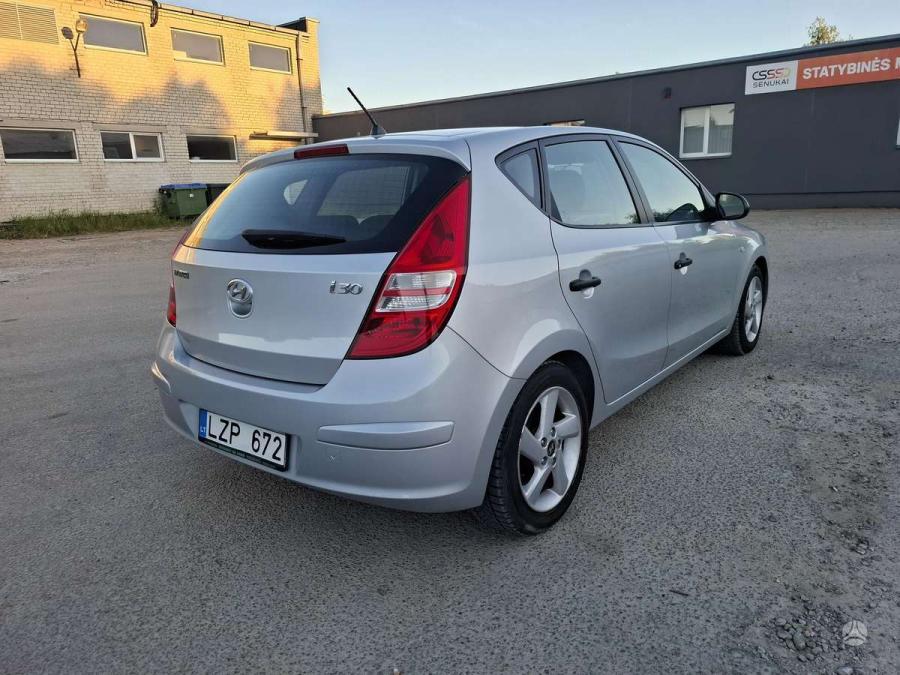 Grey Hyundai i30 2009 in Pakruojis, with an engine capacity of 1.40 L and mileage of 151 thousand km for 2250 €, photo 6 on AUTOMOTO.COM.LV
