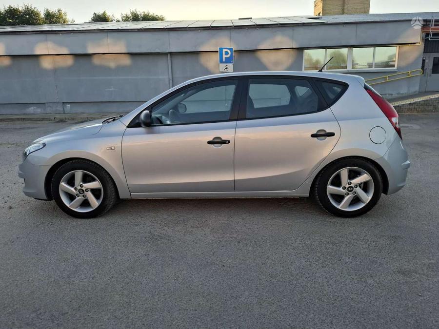Grey Hyundai i30 2009 in Pakruojis, with an engine capacity of 1.40 L and mileage of 151 thousand km for 2250 €, photo 9 on AUTOMOTO.COM.LV