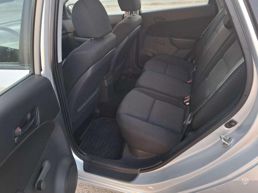Grey Hyundai i30 2009 in Pakruojis, with an engine capacity of 1.40 L and mileage of 151 thousand km for 2250 €, photo 11 on AUTOMOTO.COM.LV