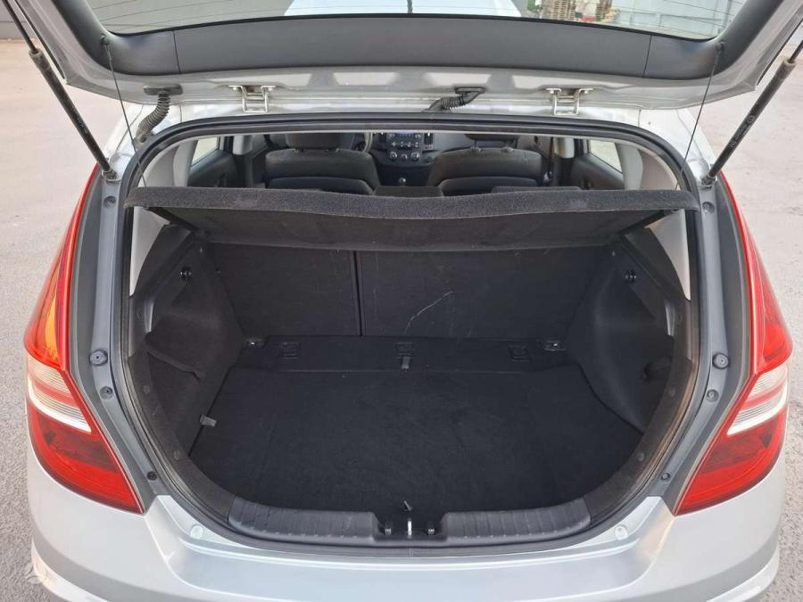 Grey Hyundai i30 2009 in Pakruojis, with an engine capacity of 1.40 L and mileage of 151 thousand km for 2250 €, photo 14 on AUTOMOTO.COM.LV