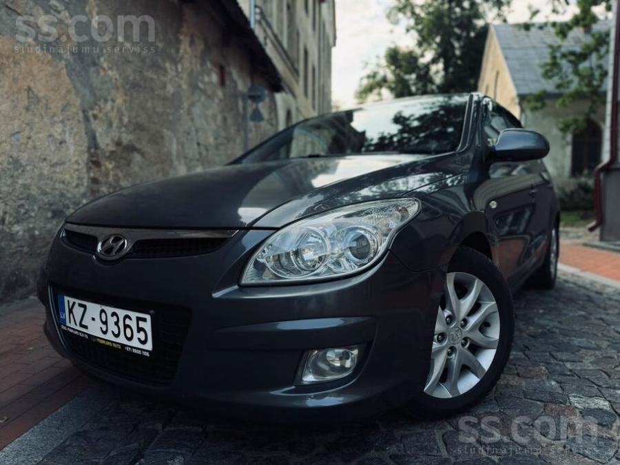 Grey Hyundai i30 2009 in Cesis, with an engine capacity of 1.60 L and mileage of 0 thousand km for 2350 €, photo 4 on AUTOMOTO.COM.LV