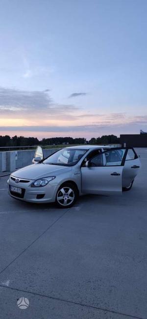 Pelēks Hyundai i30 2010 Viļņa, ar dzinēja tilpumu 1.58 L un nobraukumu 103 tūkst. km par 2500 €, foto  vietnē AUTOMOTO.COM.LV