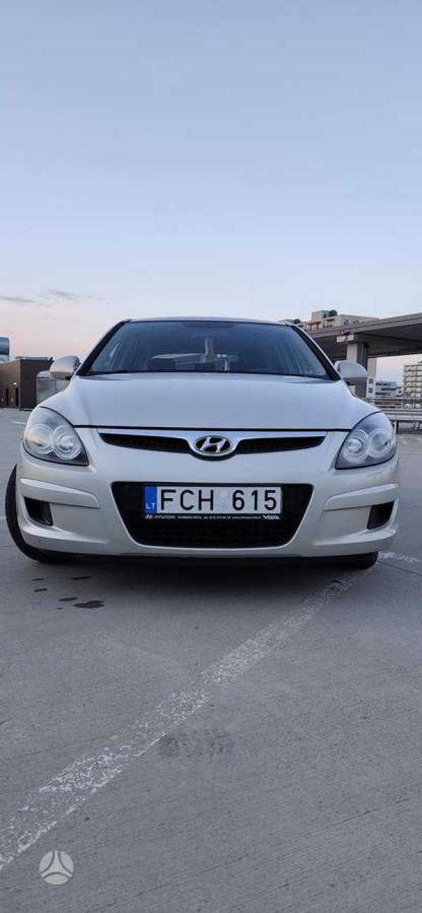 Grey Hyundai i30 2010 in Vilnius, with an engine capacity of 1.58 L and mileage of 103 thousand km for 2500 €, photo 2 on AUTOMOTO.COM.LV