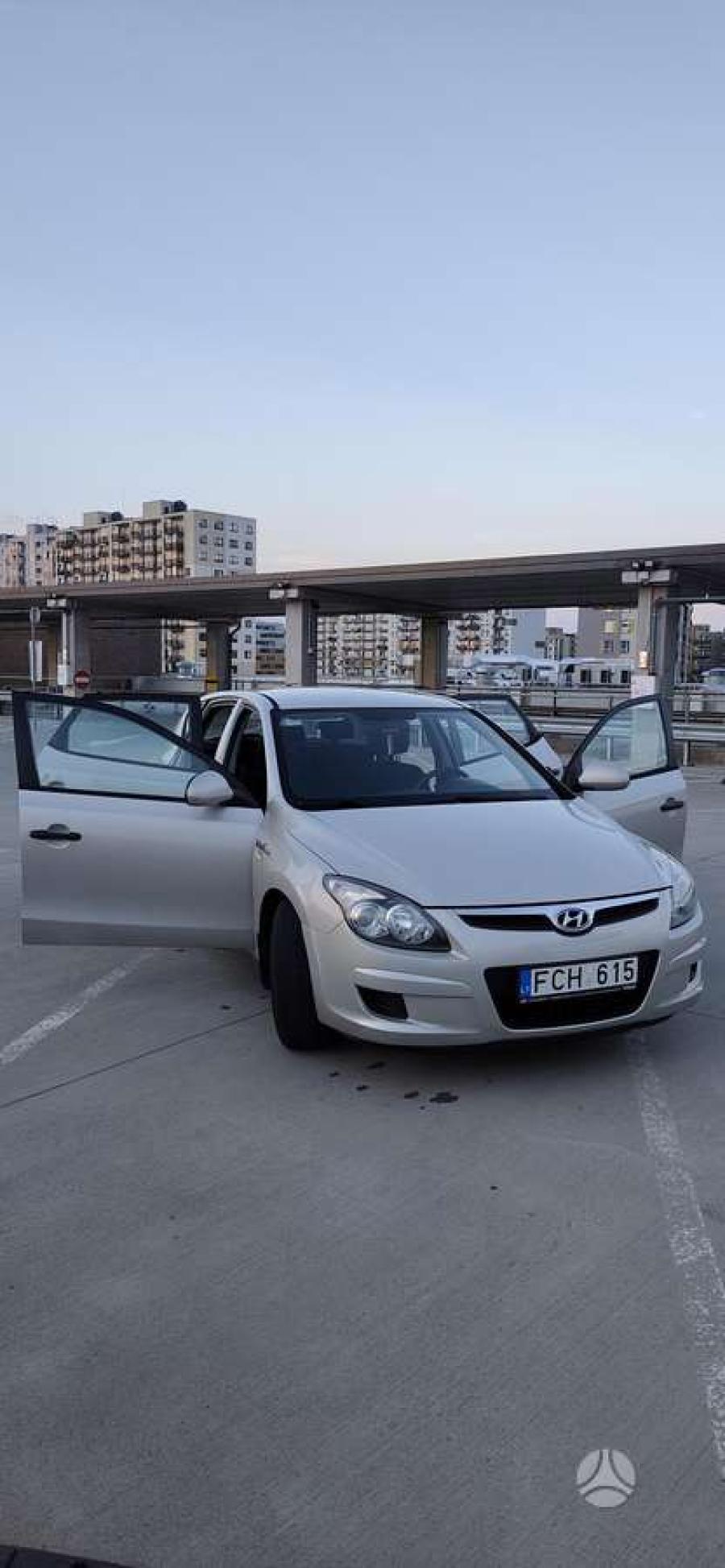 Grey Hyundai i30 2010 in Vilnius, with an engine capacity of 1.58 L and mileage of 103 thousand km for 2500 €, photo 4 on AUTOMOTO.COM.LV
