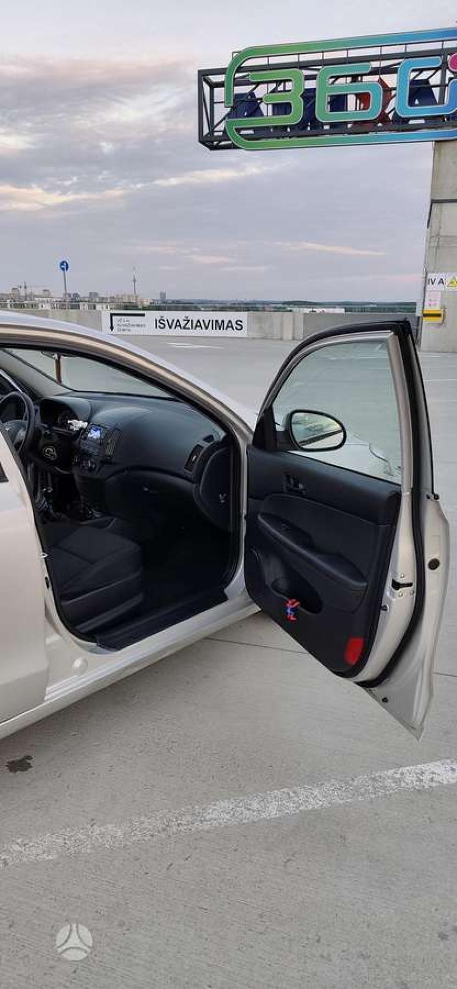 Grey Hyundai i30 2010 in Vilnius, with an engine capacity of 1.58 L and mileage of 103 thousand km for 2500 €, photo 8 on AUTOMOTO.COM.LV