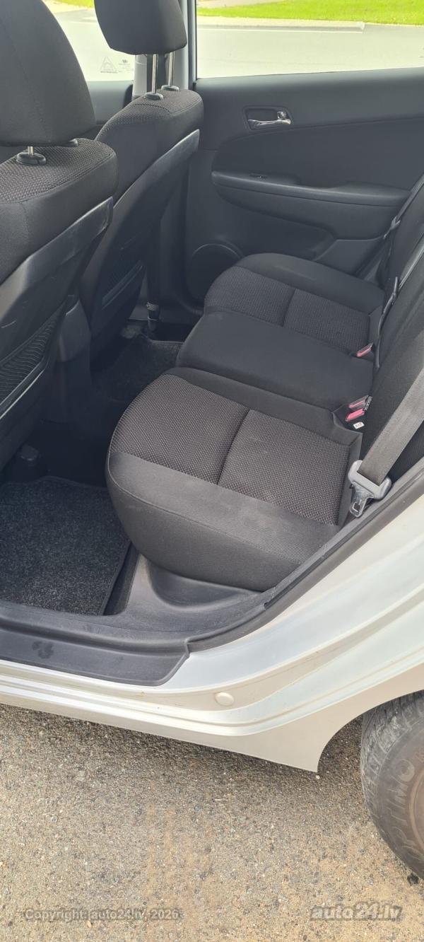 Grey Hyundai i30 2010 in Rakvere, with an engine capacity of 1.60 L and mileage of 84 thousand km for 2900 €, photo 8 on AUTOMOTO.COM.LV