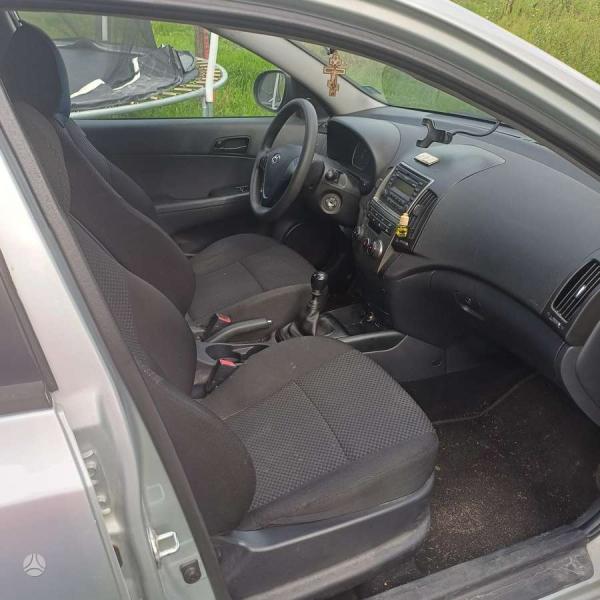 Pelēks Hyundai i30 2010 Viļņa, ar dzinēja tilpumu 1.40 L un nobraukumu 242 tūkst. km par 3000 €, foto 7 vietnē AUTOMOTO.COM.LV
