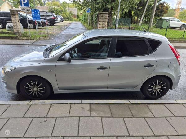 Grey Hyundai i30 2010 in Vilnius, with an engine capacity of 1.60 L and mileage of 217 thousand km for 1450 €, photo 3 on AUTOMOTO.COM.LV