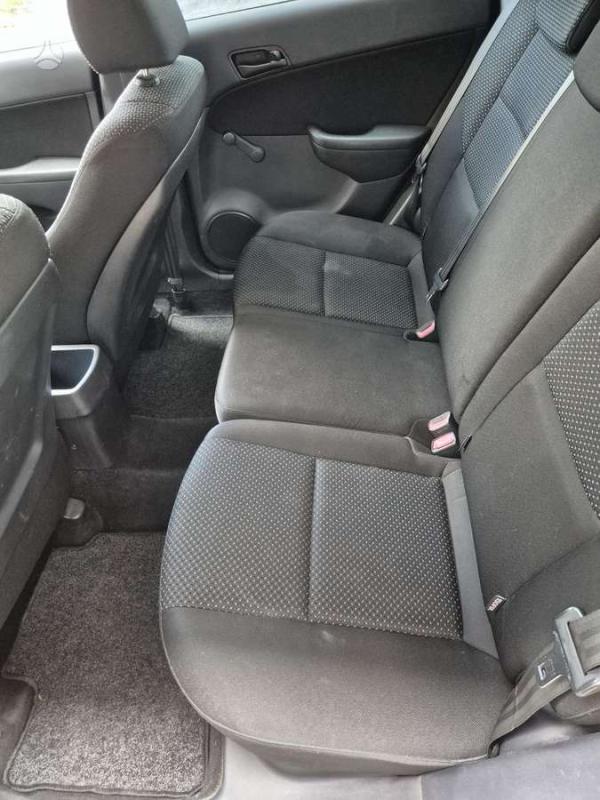 Grey Hyundai i30 2010 in Vilnius, with an engine capacity of 1.60 L and mileage of 217 thousand km for 1450 €, photo 9 on AUTOMOTO.COM.LV