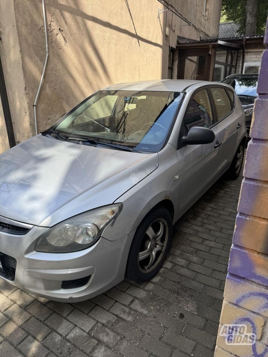 Grey Hyundai i30 2010 in Vilnius, with an engine capacity of 1.60 L and mileage of 350 thousand km for 650 €, photo 4 on AUTOMOTO.COM.LV