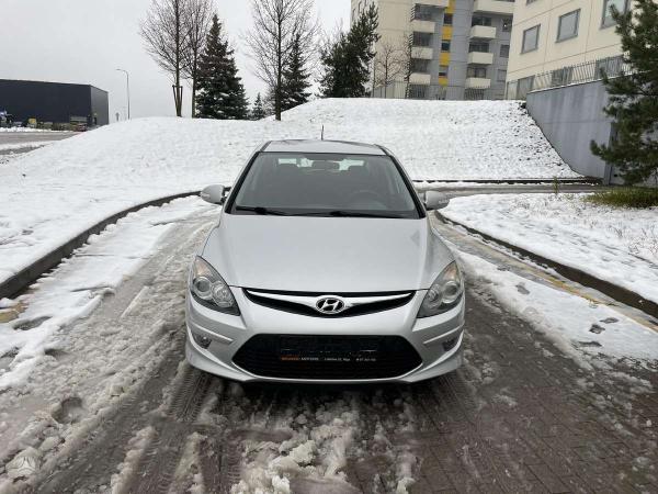 Pelēks Hyundai i30 2011 Viļņa, ar dzinēja tilpumu 1.59 L un nobraukumu 118 tūkst. km par 3700 €, foto 2 vietnē AUTOMOTO.COM.LV