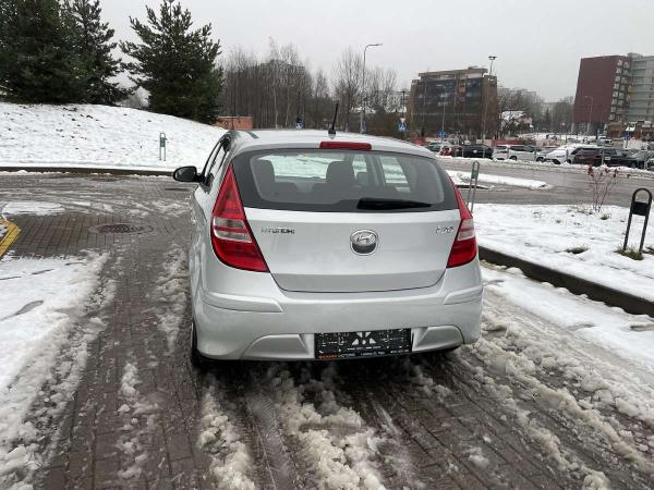 Pelēks Hyundai i30 2011 Viļņa, ar dzinēja tilpumu 1.59 L un nobraukumu 118 tūkst. km par 3700 €, foto 5 vietnē AUTOMOTO.COM.LV