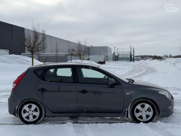 Pelēks Hyundai i30 2011 Panevēža, ar dzinēja tilpumu 1.60 L un nobraukumu 295 tūkst. km par 1550 €, foto 5 vietnē AUTOMOTO.COM.LV