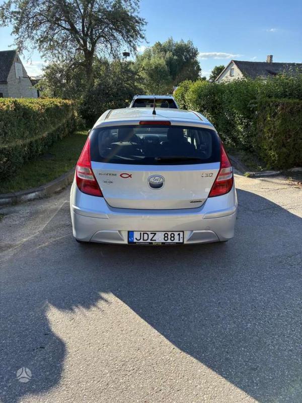 Grey Hyundai i30 2011 in Kalvarija, with an engine capacity of 1.58 L and mileage of 276 thousand km for 2100 €, photo 3 on AUTOMOTO.COM.LV