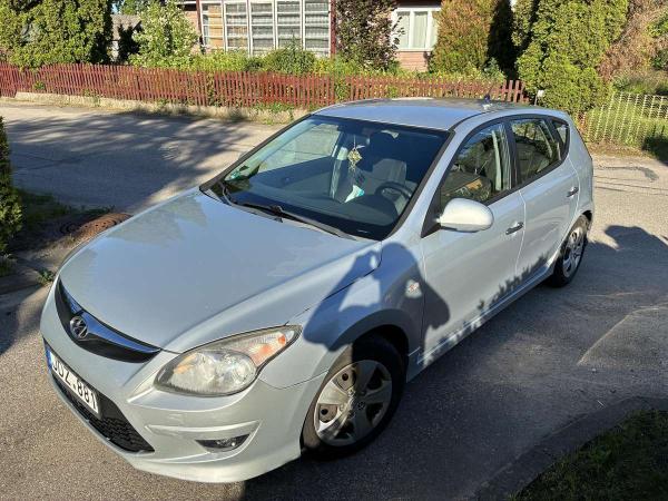 Grey Hyundai i30 2011 in Kalvarija, with an engine capacity of 1.58 L and mileage of 276 thousand km for 2100 €, photo 5 on AUTOMOTO.COM.LV