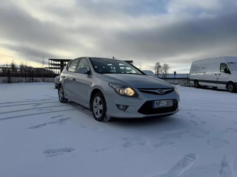 Grey Hyundai i30 2011 in Riga, with an engine capacity of 1.60 L and mileage of 238 thousand km for 2500 €, photo 1 on AUTOMOTO.COM.LV
