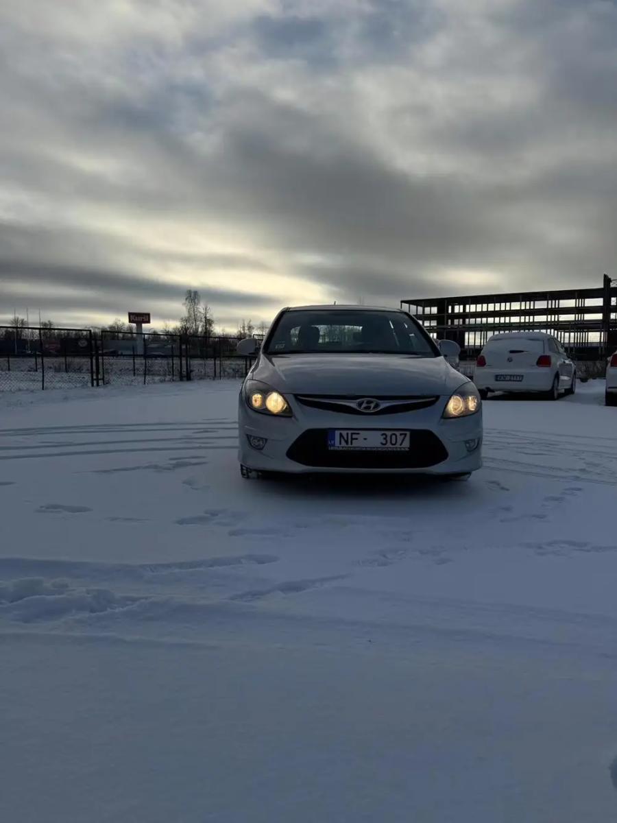 Grey Hyundai i30 2011 in Riga, with an engine capacity of 1.60 L and mileage of 238 thousand km for 2500 €, photo 4 on AUTOMOTO.COM.LV