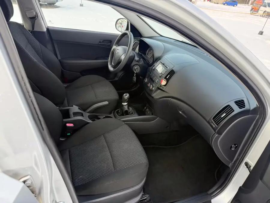 Grey Hyundai i30 2011 in Riga, with an engine capacity of 1.60 L and mileage of 238 thousand km for 2500 €, photo 6 on AUTOMOTO.COM.LV