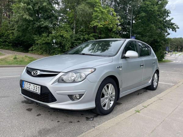 Grey Hyundai i30 2011 in Vilnius, with an engine capacity of 1.40 L and mileage of 215 thousand km for 2950 €, photo 1 on AUTOMOTO.COM.LV