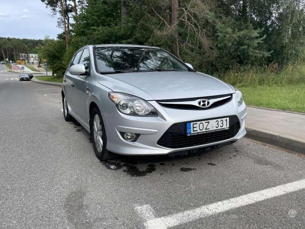 Grey Hyundai i30 2011 in Vilnius, with an engine capacity of 1.40 L and mileage of 215 thousand km for 2950 €, photo 2 on AUTOMOTO.COM.LV