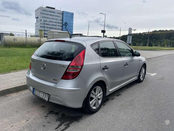 Grey Hyundai i30 2011 in Vilnius, with an engine capacity of 1.40 L and mileage of 215 thousand km for 2950 €, photo 4 on AUTOMOTO.COM.LV