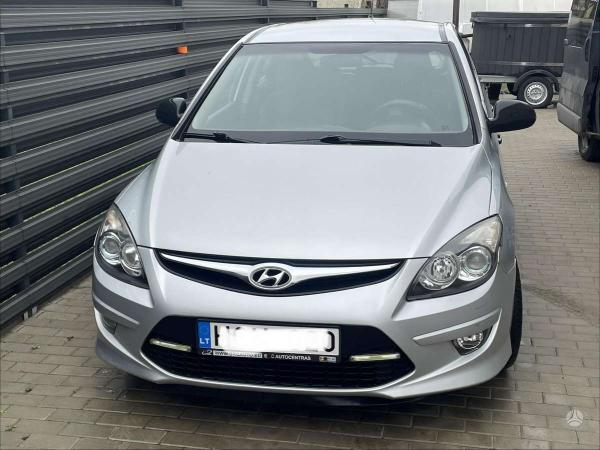 Grey Hyundai i30 2011 in Vilnius, with an engine capacity of 1.58 L and mileage of 272 thousand km for 1950 €, photo 1 on AUTOMOTO.COM.LV