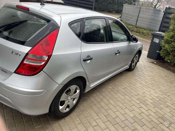 Grey Hyundai i30 2011 in Vilnius, with an engine capacity of 1.58 L and mileage of 272 thousand km for 1950 €, photo 3 on AUTOMOTO.COM.LV