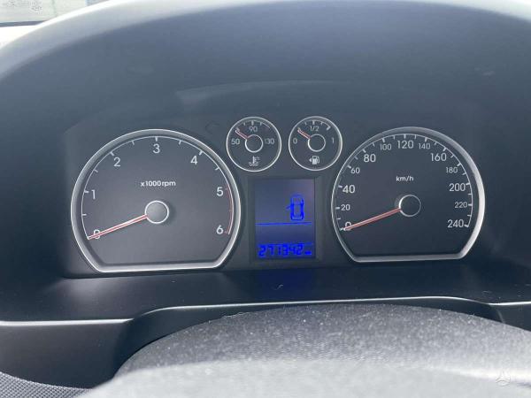 Grey Hyundai i30 2011 in Vilnius, with an engine capacity of 1.58 L and mileage of 272 thousand km for 1950 €, photo 4 on AUTOMOTO.COM.LV