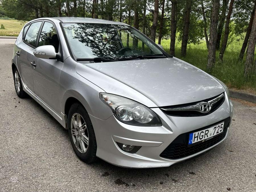 Grey Hyundai i30 2011 in Vilnius, with an engine capacity of 1.58 L and mileage of 175 thousand km for 1900 €, photo 1 on AUTOMOTO.COM.LV