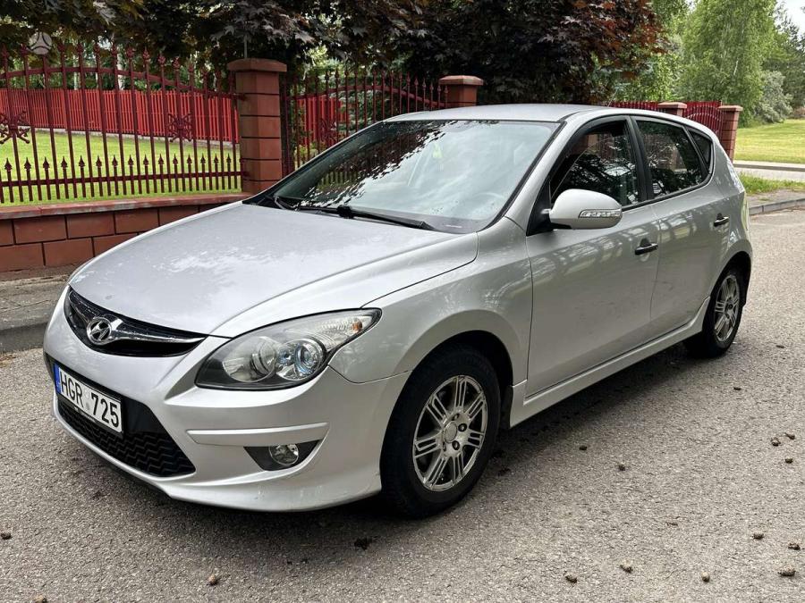 Grey Hyundai i30 2011 in Vilnius, with an engine capacity of 1.58 L and mileage of 175 thousand km for 1900 €, photo 3 on AUTOMOTO.COM.LV