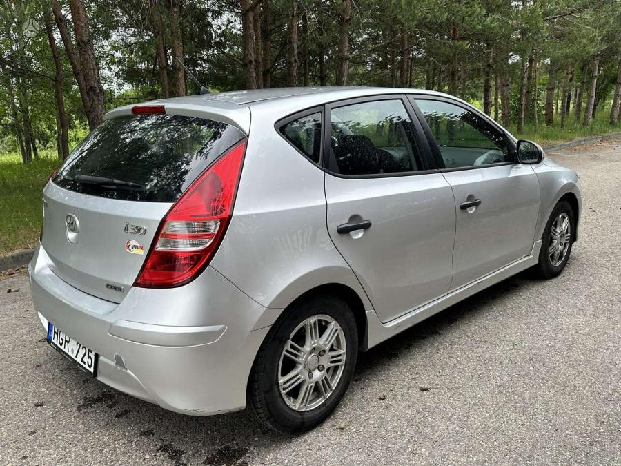 Grey Hyundai i30 2011 in Vilnius, with an engine capacity of 1.58 L and mileage of 175 thousand km for 1900 €, photo 5 on AUTOMOTO.COM.LV